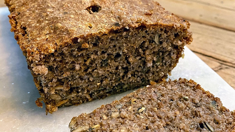 Rugbrød med surdej → Opskrift på rugbrød med surdej, kerner og øl